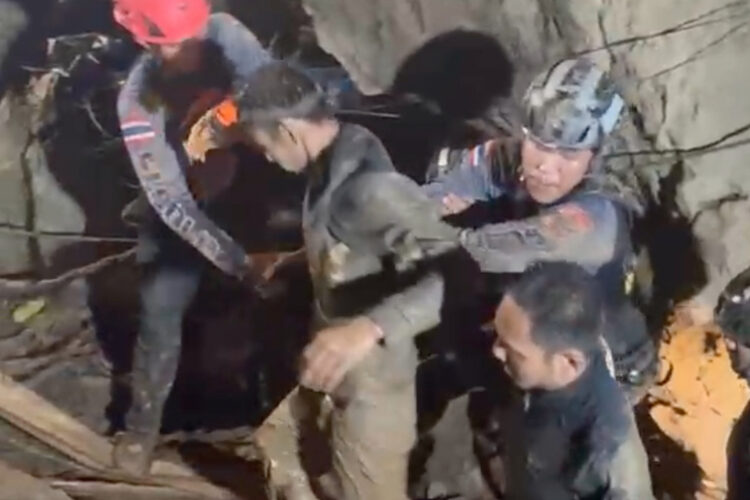Rescuers free 4 men who had been trapped in a flooded Laos cave, search ...